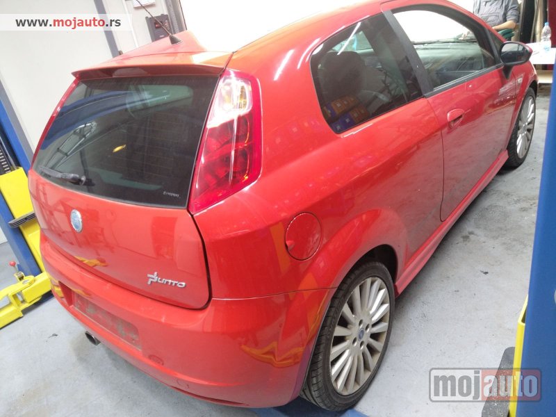 Fiat Grande Punto gepek vrata kod boje 176/A Originalni delovi  Moguca ugradnja delova Alfa Romeo 147-156-166-159-GT-MiTo-Giulietta Fiat bravo 2 - croma -grande punto -multipla 2 -punto 3 -stilo-i...