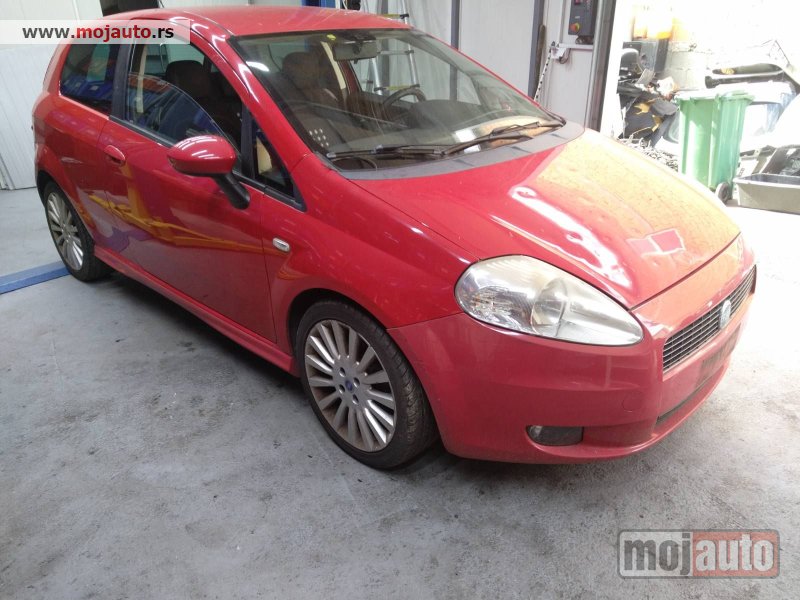 Fiat Grande Punto desna vrata kod boje 176/A Originalni delovi Moguca ugradnja delova Alfa Romeo 147-156-166-159-GT-MiTo-Giulietta Fiat bravo 2 - croma -grande punto -multipla 2 -punto 3 -stilo-id...