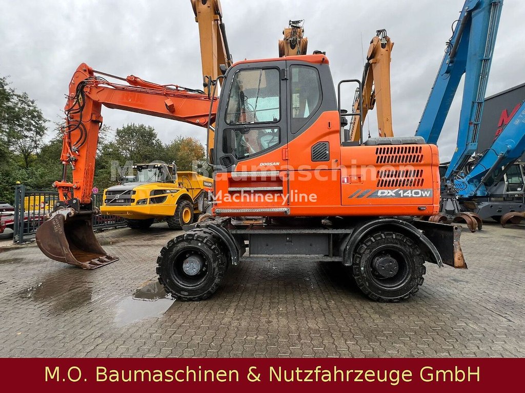 Doosan DX 140W-3/Umschlagbagger/Vollgummibagger bager točkaš