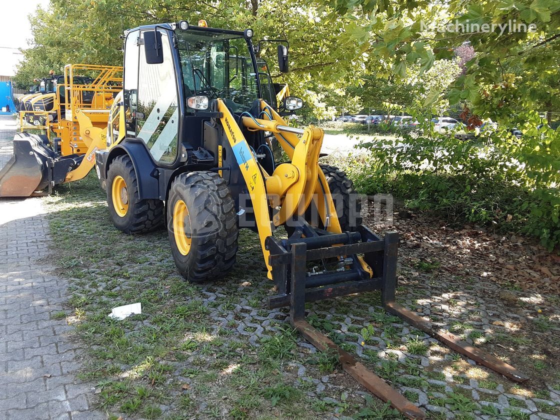 Komatsu WA70M-8E0 with bucket and palletfork prednji utovarivač