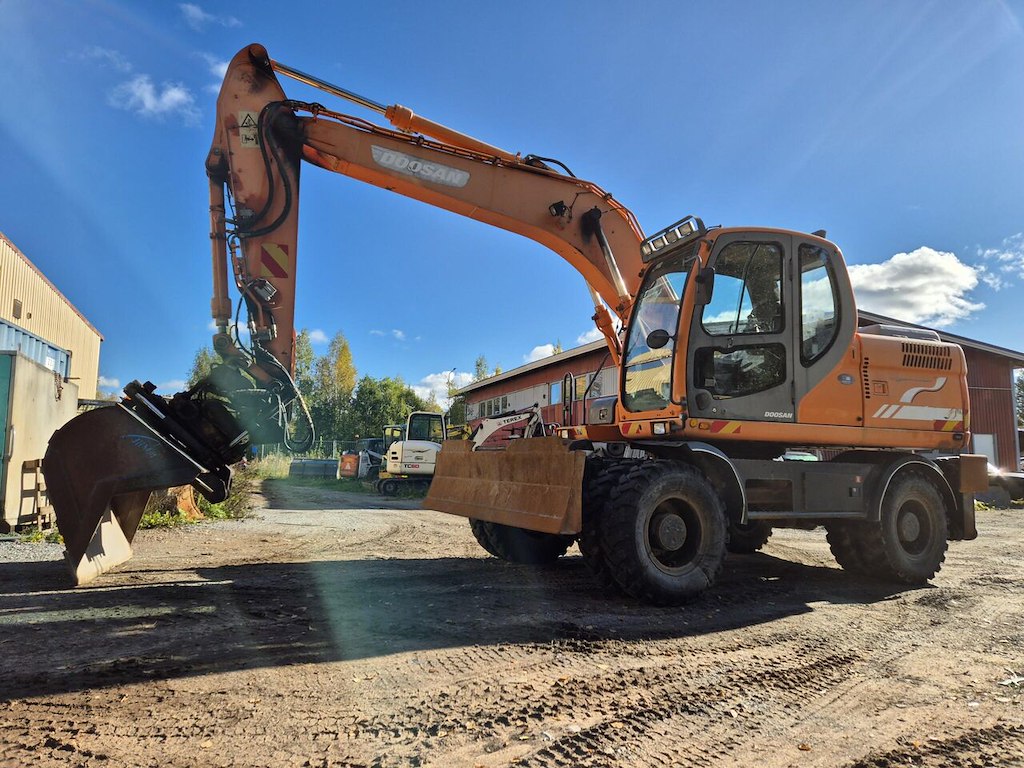 Doosan DX 160 W bager točkaš