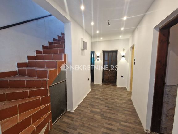 Kuća 240m2 u Deliblatu(Kovin), plac 6ari, 49.500e