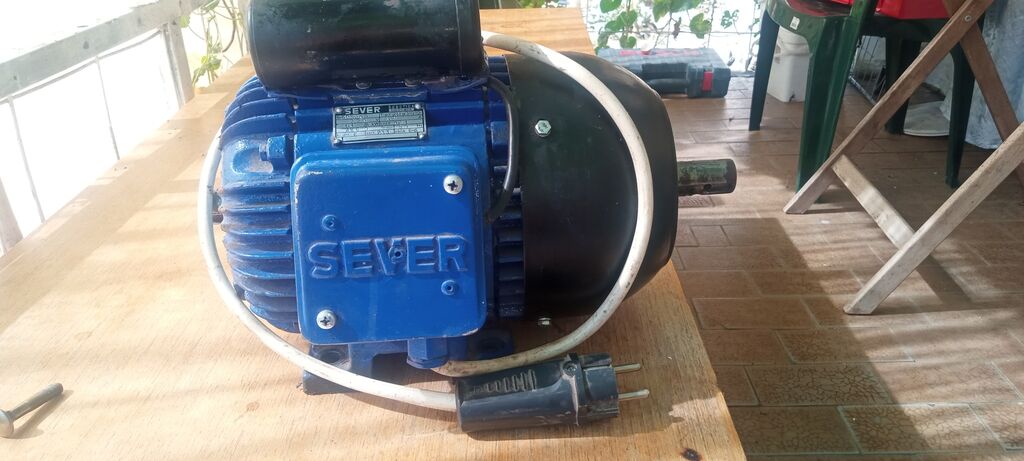 Monofazni elektro motor 1,1kw 2880 obrtaja.Meni stoji kao visak