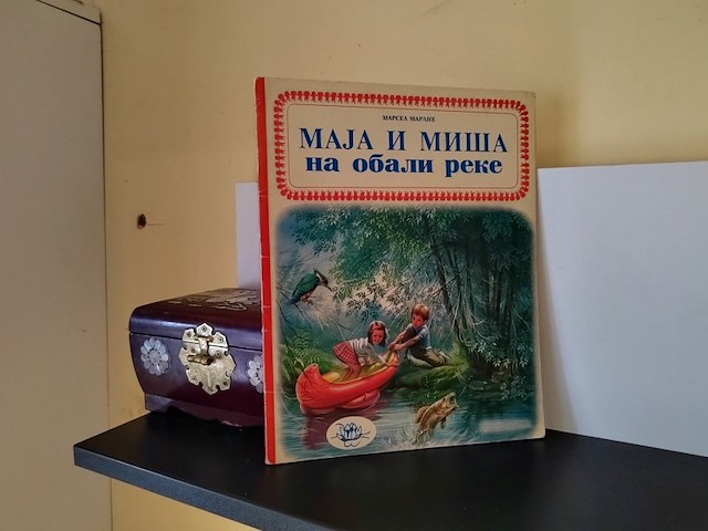 Maja i Miša na obali reke