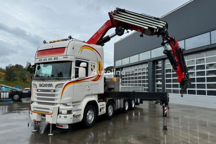 Scania R580 V8 Fassi 990 10x4 kamion s ravnom platformom