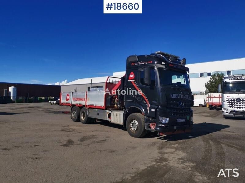 Mercedes-Benz Arocs 2551 kamion s ravnom platformom