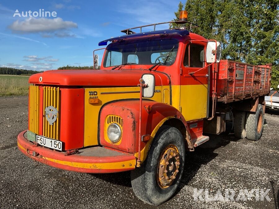 Prodaje se Scania 110 Super kamion s ravnom platformom na aukciji