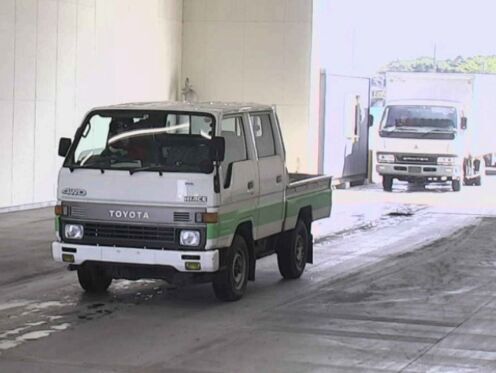 Toyota HIACE TRUCK kamion s ravnom platformom < 3.5t