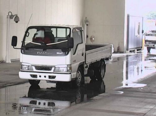 Isuzu ELF kamion s ravnom platformom < 3.5t