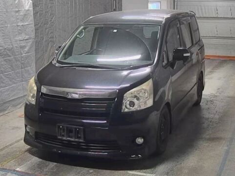 Toyota NOAH minivan