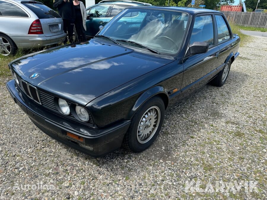 Prodaje se BMW 320 i sedan na aukciji