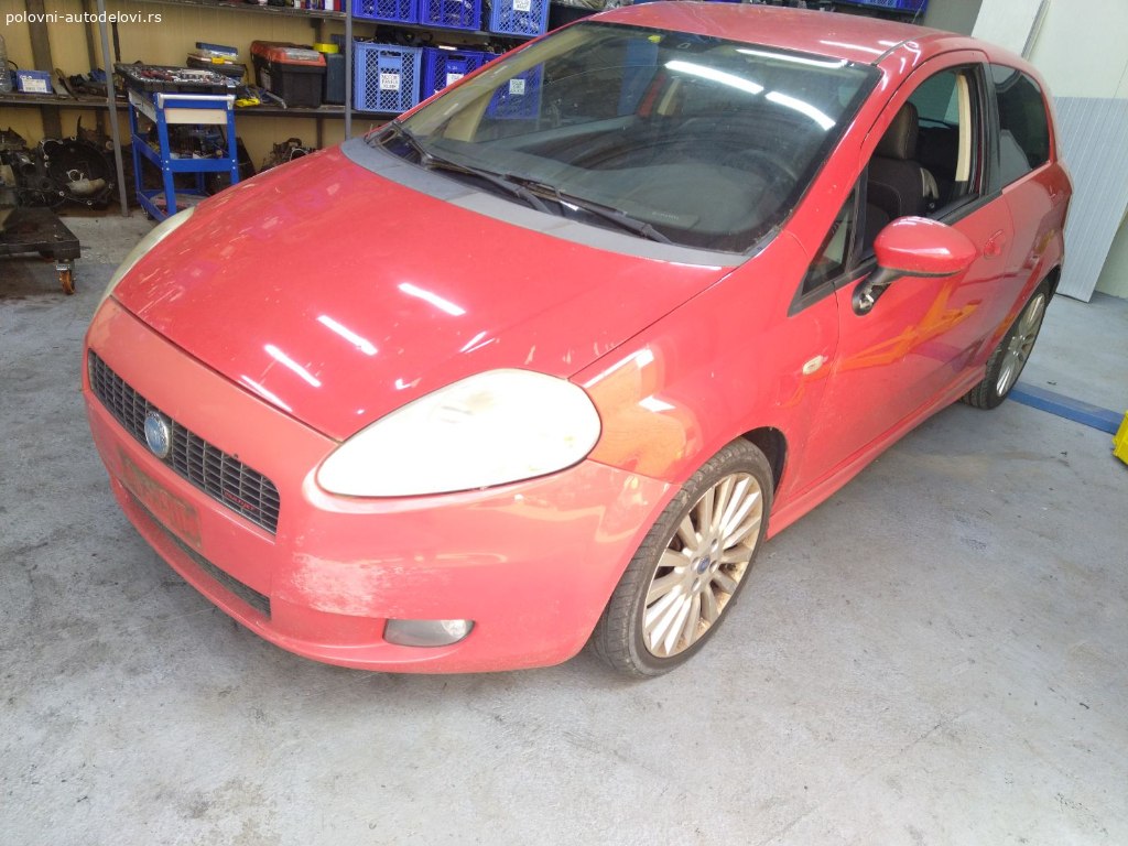 Fiat Grande Punto leva vrata kod boje 176/A Originalni delov