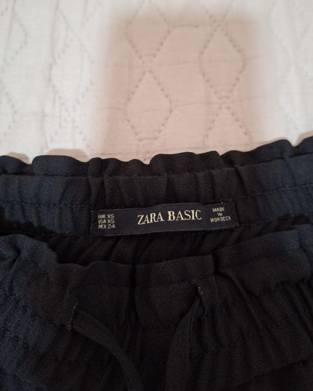 ZARA pantalone crne