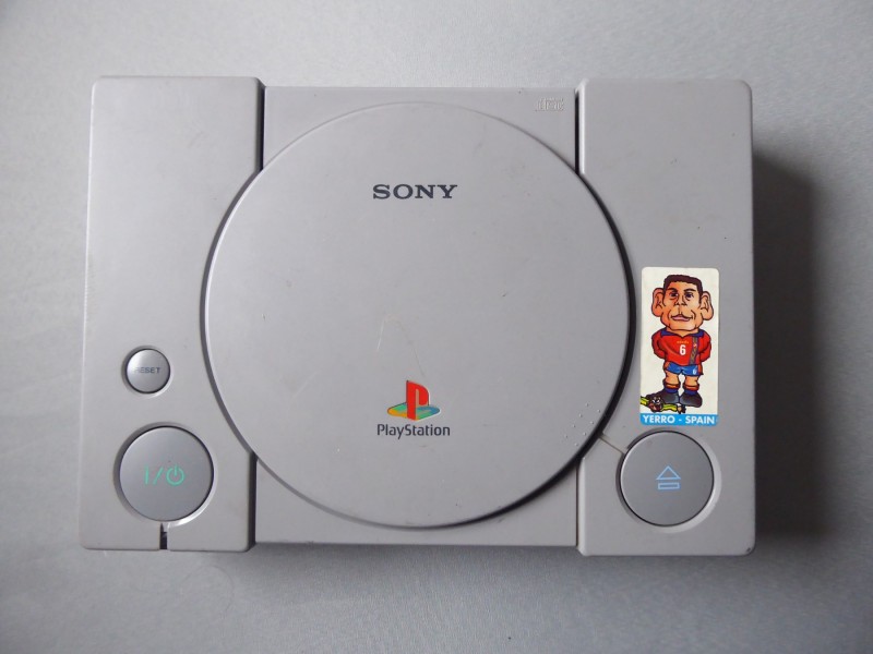 SONY PlayStation 1, čipovan, ne čita diskove