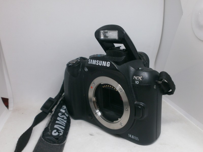 Samsung NX10 14.6MP Digital Camera 7.500 okidanja.