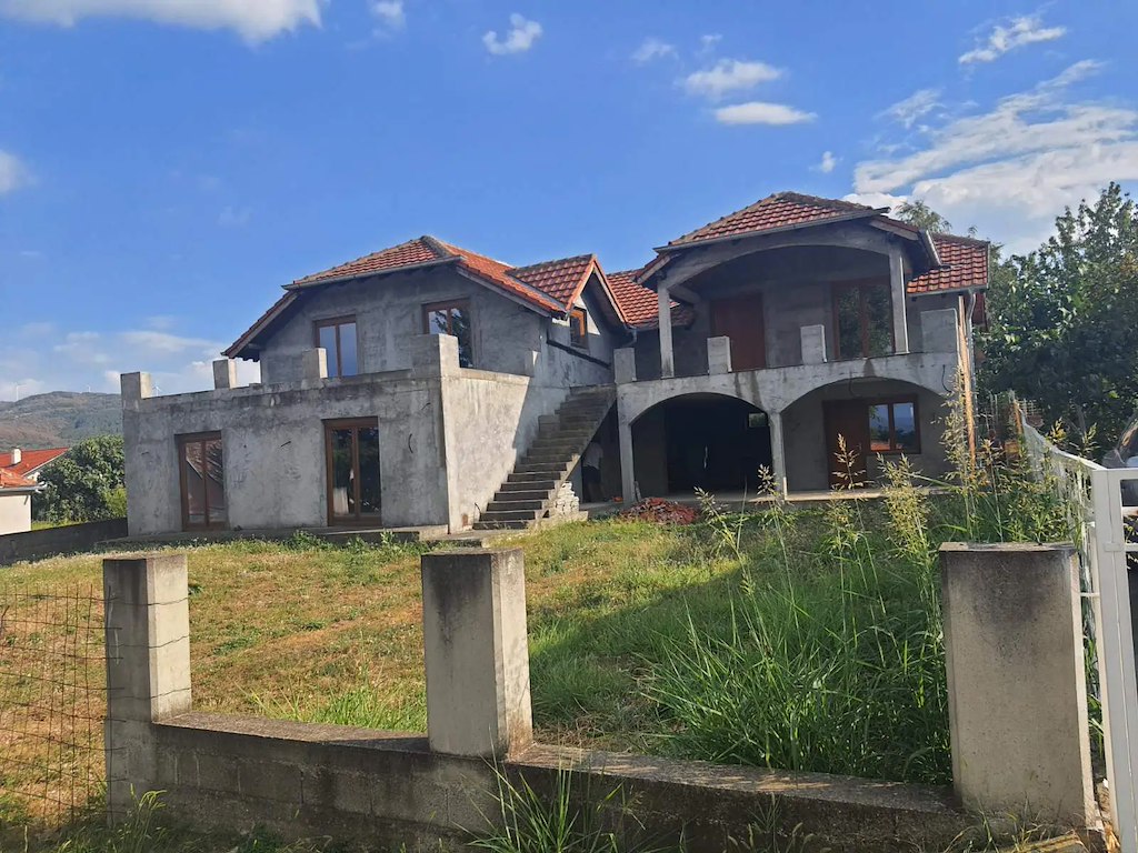 Kuća, Golubac, 5+ soban, 300m²