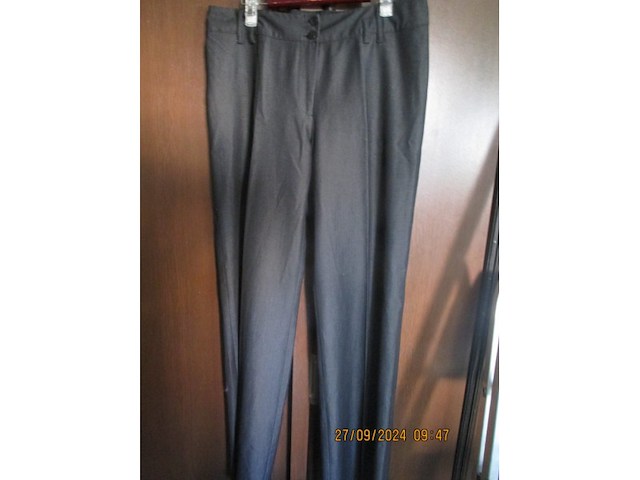 ITALIJANSKE CRNE PANTALONE FERRE 44