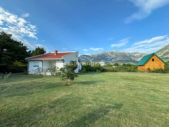 Neobična kuća sa voćnjakom, Polje, Bar