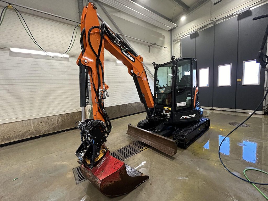 Doosan DX35Z Kumitelakaivukone mini bager