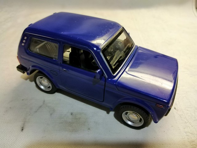 Auto Lada Niva oko 1:24 (13 cm.) fali z. levi zmigavac