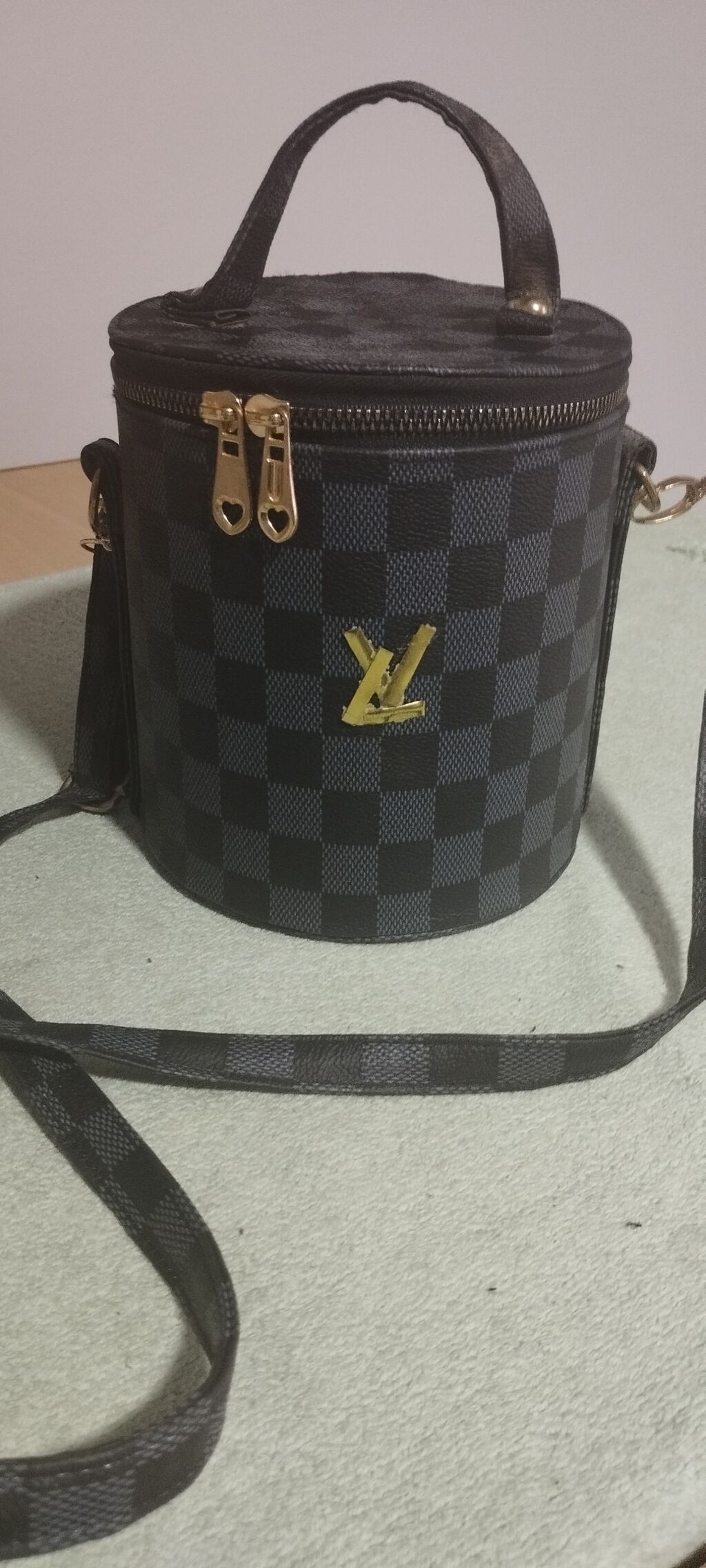 Elegantna torbica, Louis Vuitton