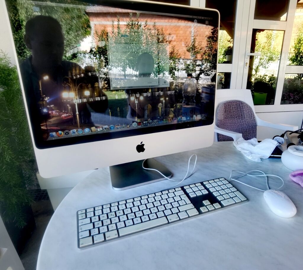 IMac računar 2008 izuzetno očuvan maltene nekorišćen sve radi na njemu