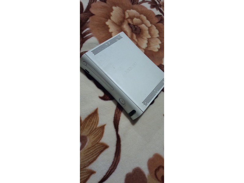 Xbox 360 beli + igrice