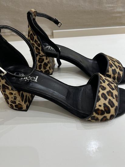 Leopard print sandale od prirodne dlake