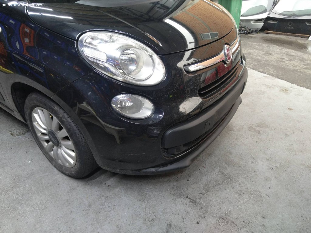 Fiat 500l prednji branik kod boje 909/b Originalni delovi M