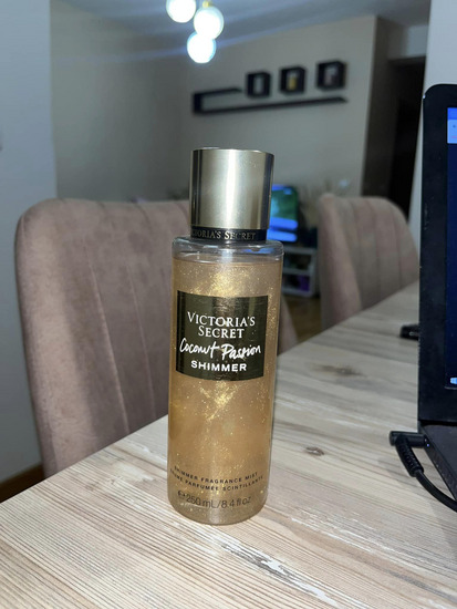 VICTORIA'S SECRET Coconut Passion sa sljokicama