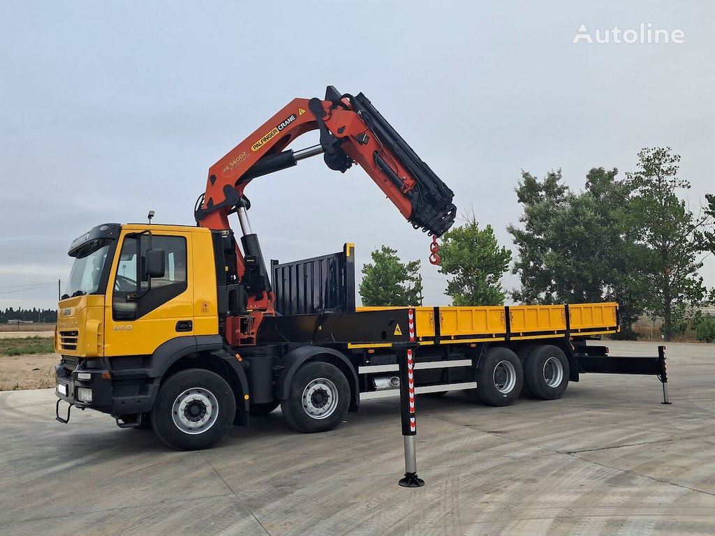 IVECO 440 8×4 PALFINGER PK 56002 kamion s ravnom platformom