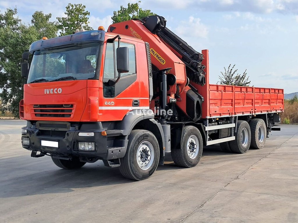 IVECO 440 8×4 PALFINGER PK 85002 + JIB kamion s ravnom platformom