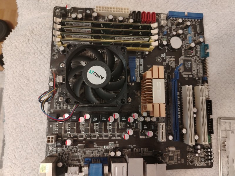 AMD Phenom X4 9850 Asus M3NV78-VM + 8gb ram