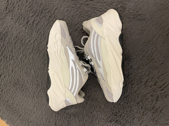 Yeezy boost 700 v2