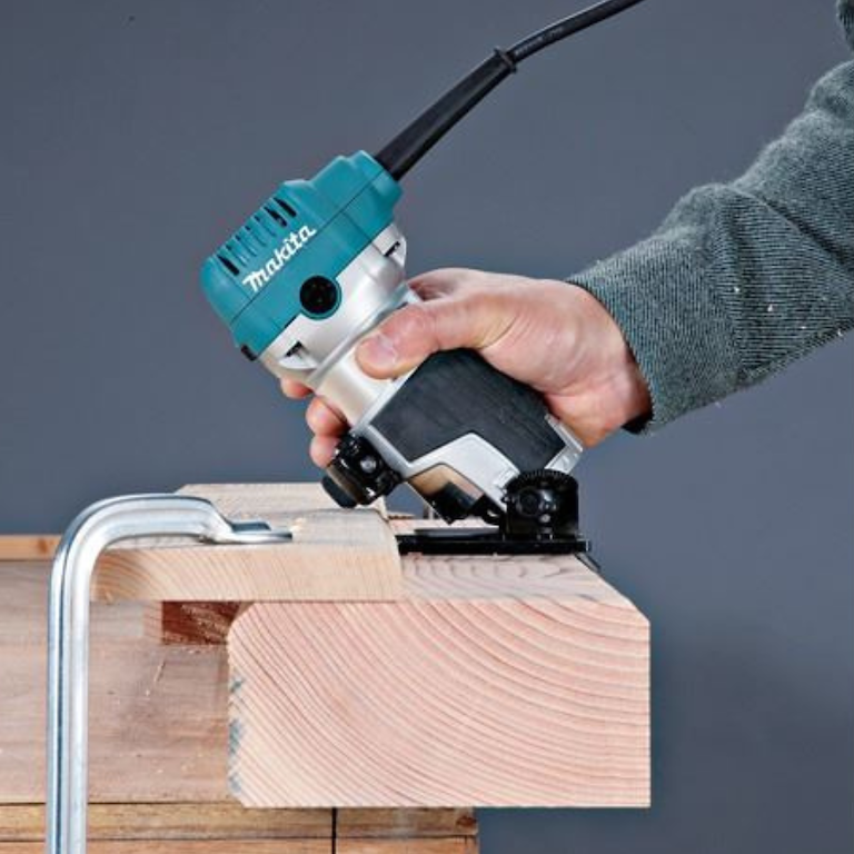 Makita Jednoručna glodalica 710W, RT0702CX2