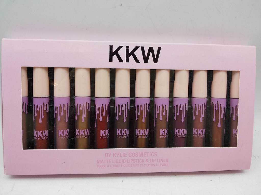 Kylie lipstick/sjaj za usne -Tečni karmin