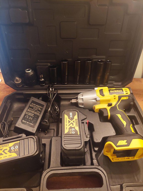 Dewalt udarni Aku odvijac za tockove 88V 2 bat u koferu – Dewalt udarni Aku odvijac za tockove 88V 2 bat u koferu