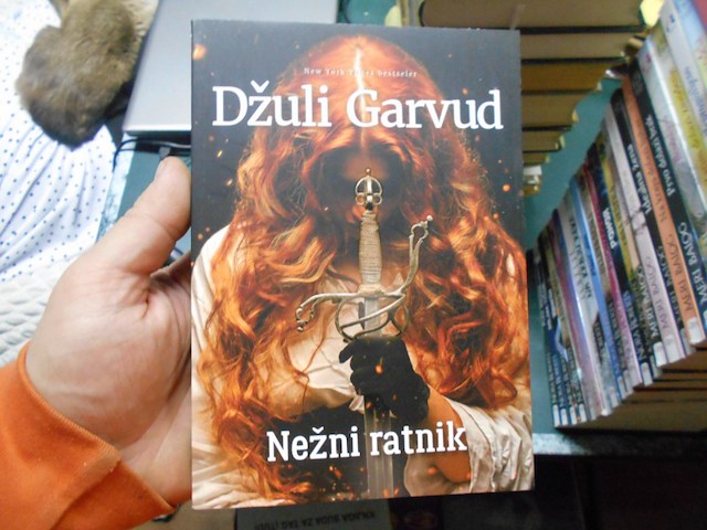 DŽULI GARVUD - NEŽNI RATNIK