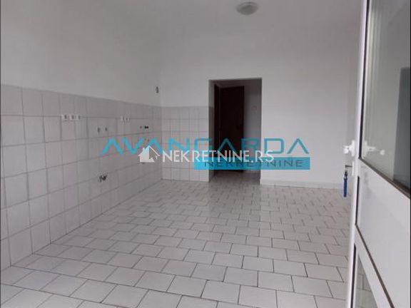 Surčin, Bečmen, Maksin sokak, Lokal, 22m2, 250 EUR