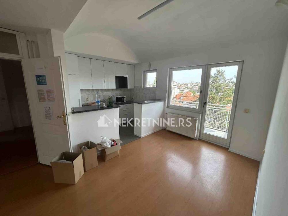 Esad Pašina, Petosoban stan za izdavanje, 180m2, 1.600€