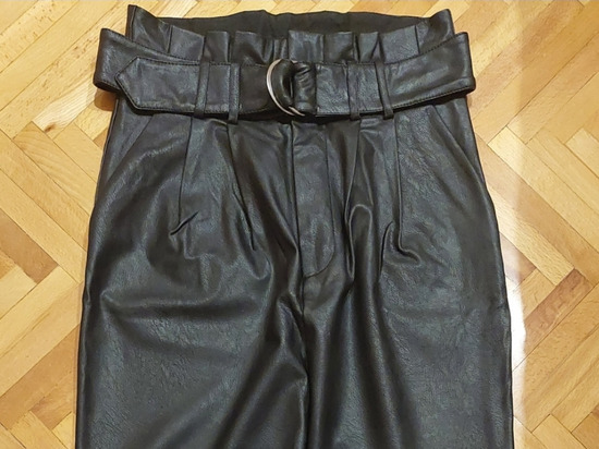 Stradivarius crne pantalone eko koža