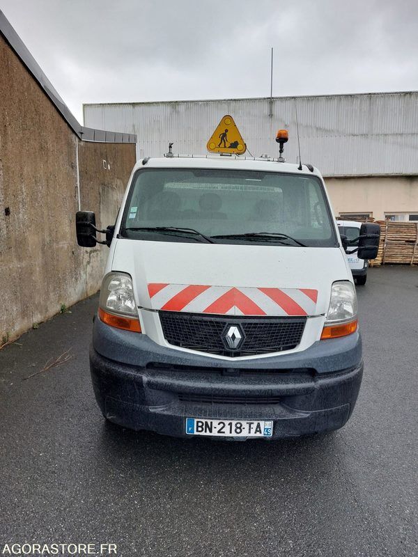 Prodaje se Renault MASTER.PR kamion s ravnom platformom < 3.5t na aukciji