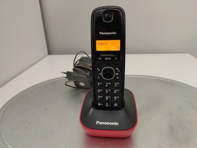 Panasonic bezicni telefon crno-crveni.