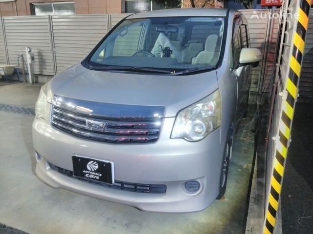 Toyota NOAH minivan