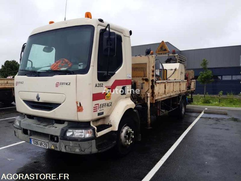 Prodaje se Renault MIDLUM + GRUE kamion s ravnom platformom na aukciji