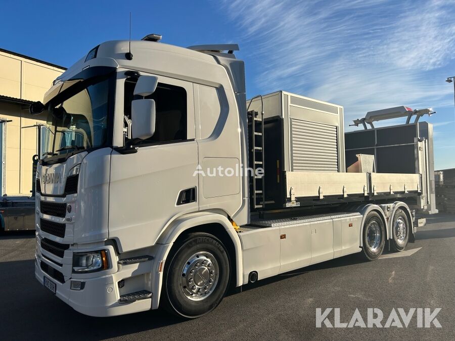 Prodaje se Scania R500 kamion s ravnom platformom na aukciji