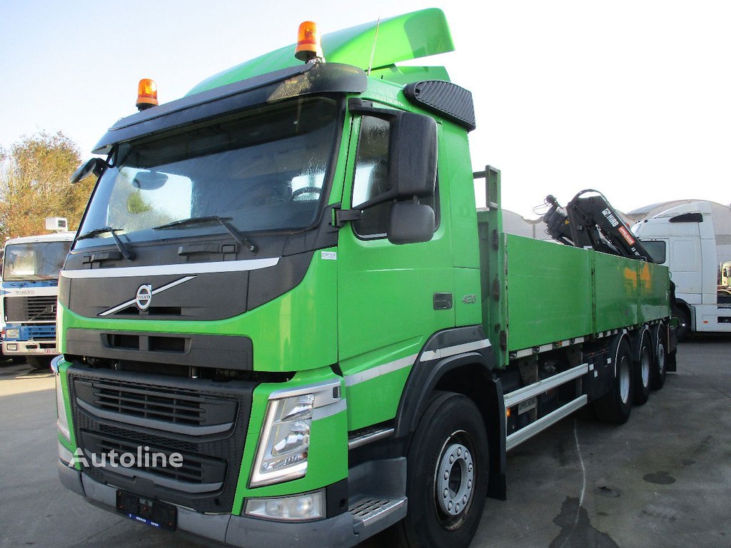 Volvo FM kamion s ravnom platformom