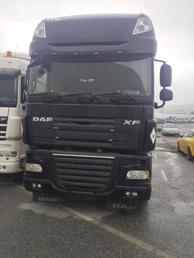 DAF XF105 kamion s ravnom platformom