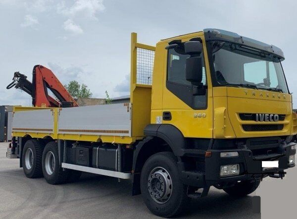 IVECO Trakker 360 kamion s ravnom platformom