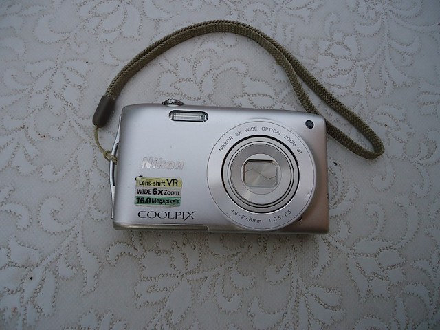 Nikon Coolpix S3300 - 16 MP camera 6X ZUM /  Sivi!